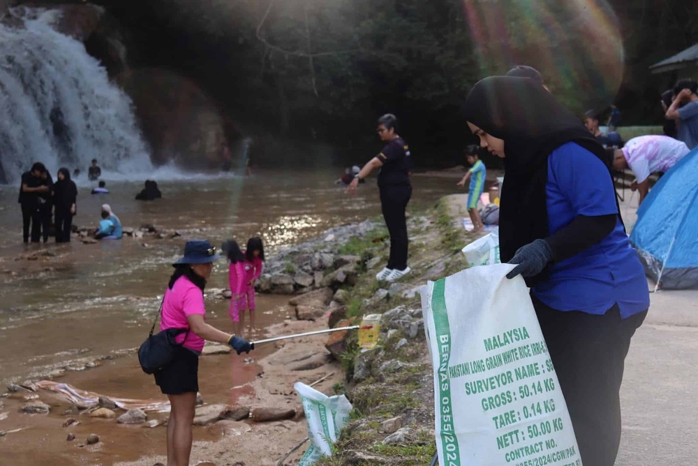 Kempen sayangi sungai kumpul 111 kilogram sampah di Air Terjun Serendah