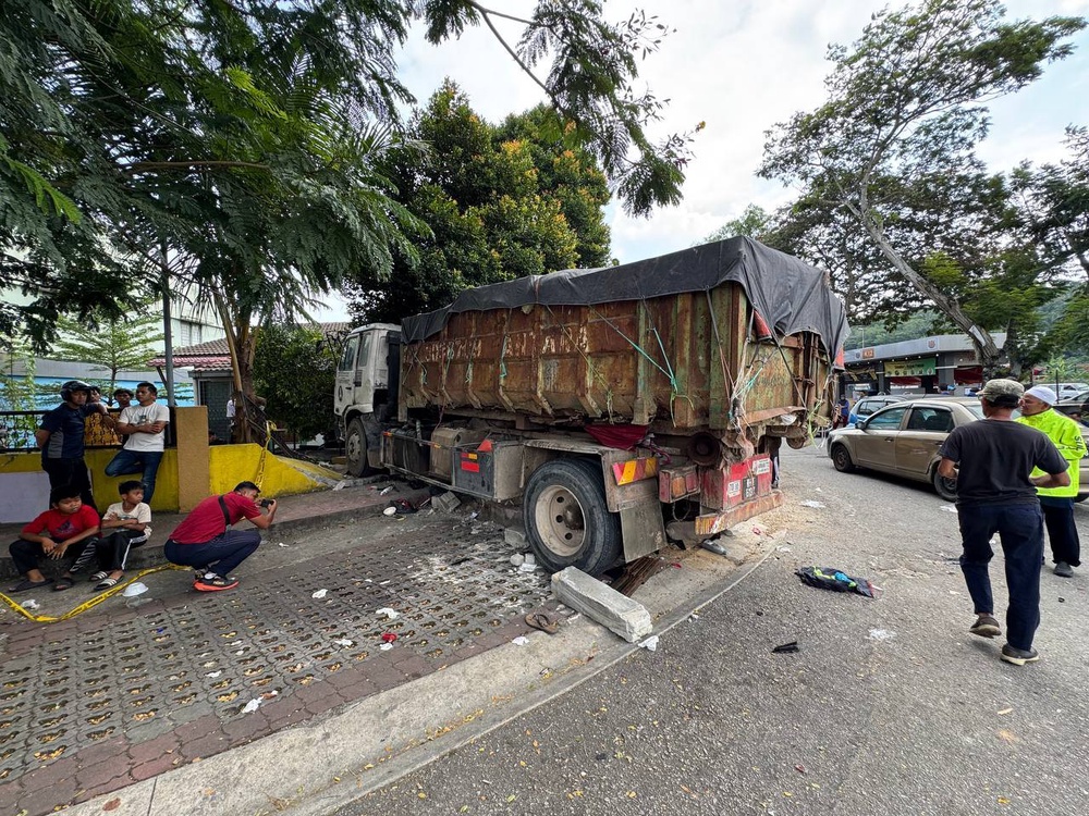 Lelaki maut selepas lori rempuh gerai, pagar masjid di Sungai Buloh