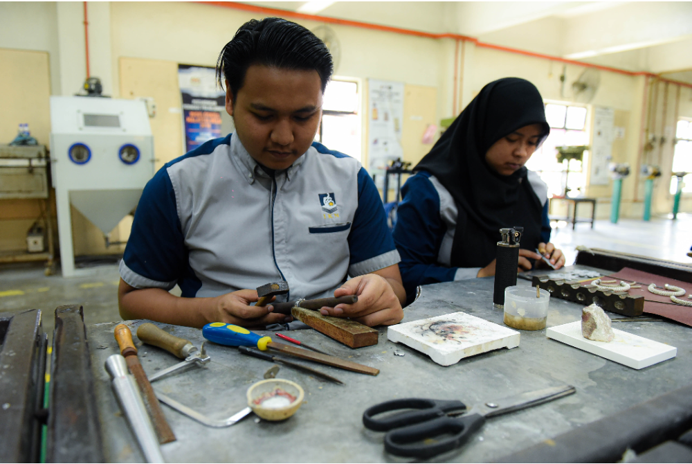 Tukang besi, pewaris seni tradisi. Potensi tinggi seni kraf logam