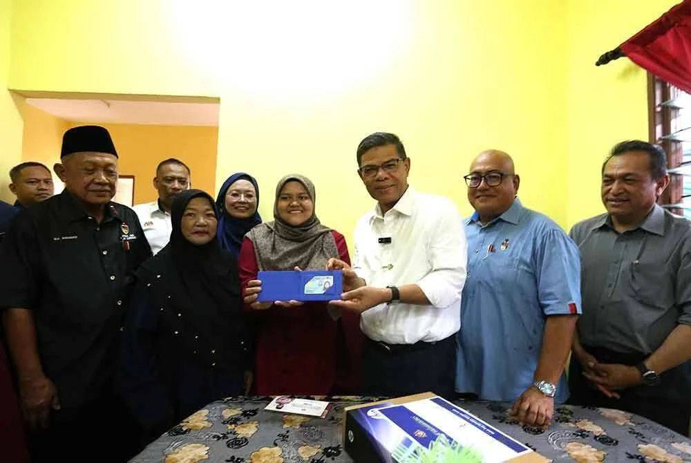 Pelajar cemerlang SPM 9A akhirnya dapat kad pengenalan selepas lebih 5 ...