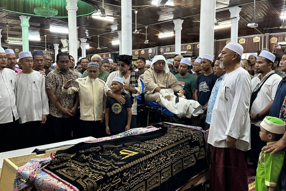 'Masya-ALLAH, ramainya yang hadir solat jenazah adik Amin dan ibu ...