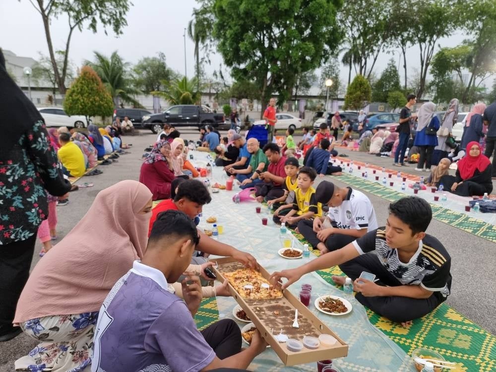 Pizza Hut sponsors a 20-foot long party box for Iftar Ala -Madinah at ...