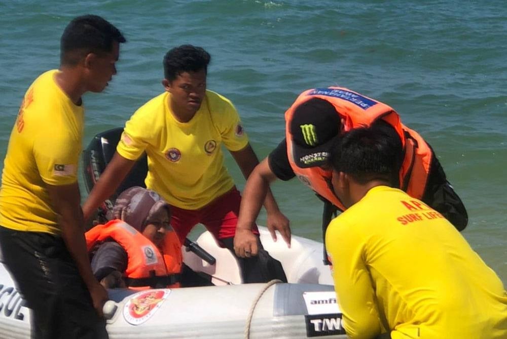 Anxious moments for stranded couple in Teluk Tongkang