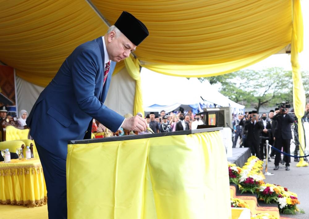 Sultan Nazrin bestows Datuk Lat with Royal Artist title