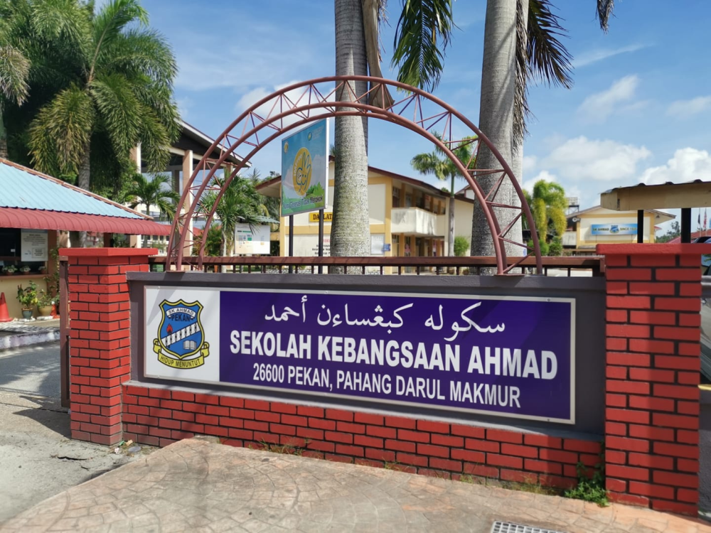 Al-Sultan Abdullah reminisces sweet memories of school days at SK Ahmad