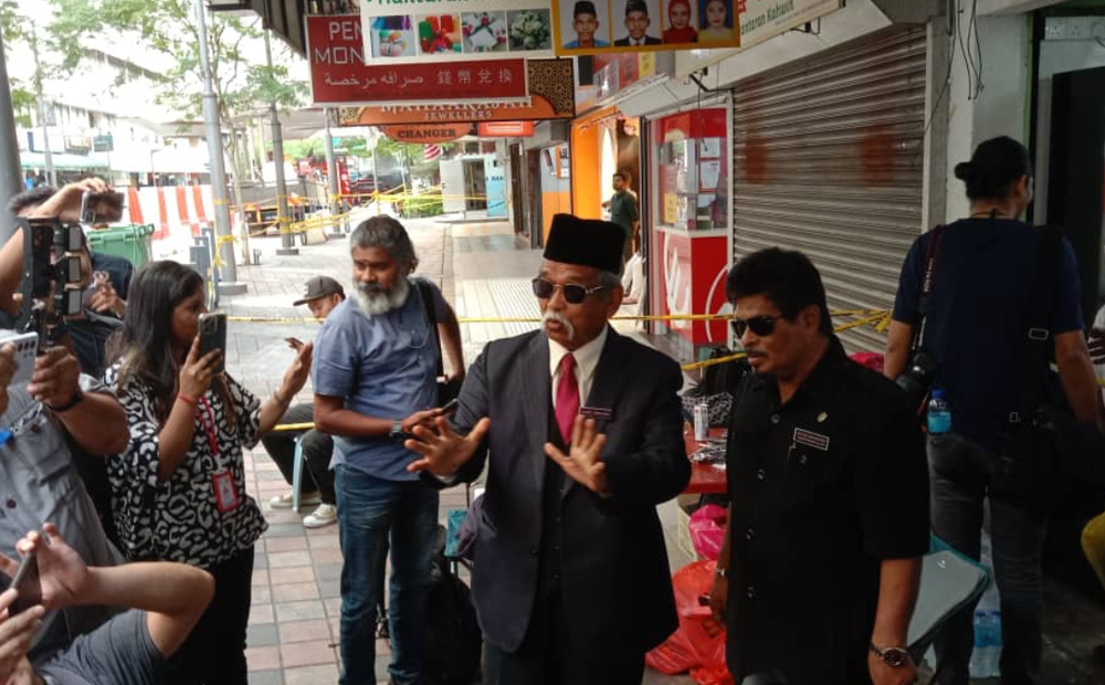 'Raja Bomoh' seeks to assist in finding sinkhole victim