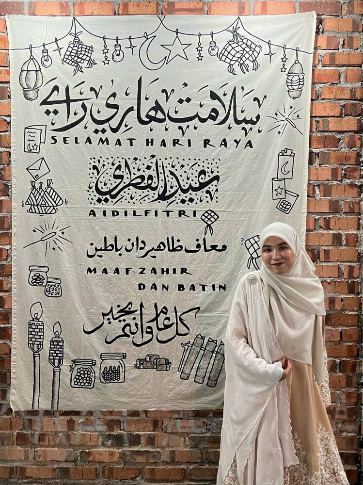 This teacher’s side hustle? Making khat cool again, one banner at a time