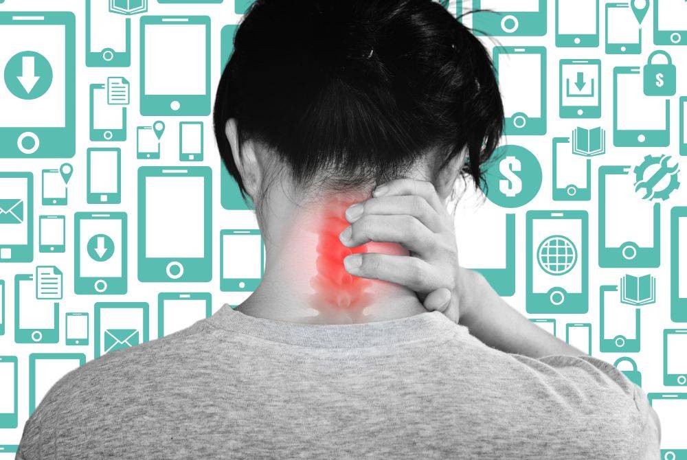 Text Neck Syndrome: 8 hours a day on your phone? Your neck is paying ...