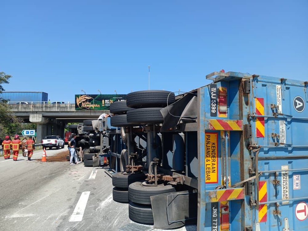 Lorry overturns on Kesas Highway, causing chemical spill