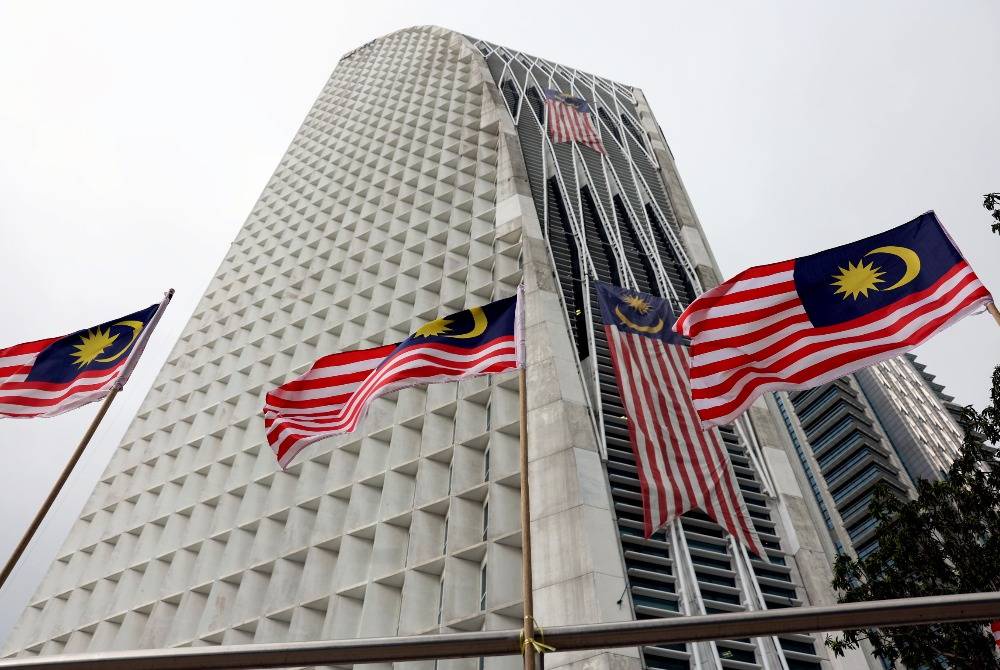 Chinese national detained for installing Jalur Gemilang upside down in ...