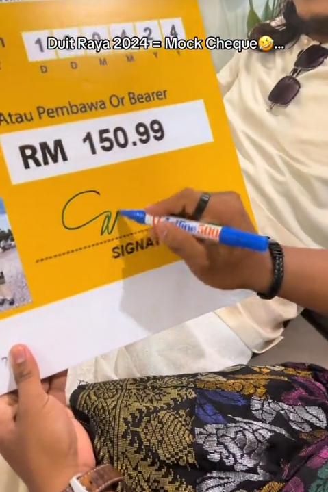 Paling “Rare”, Duit Raya Diberi Dalam Bentuk “Mock Cheque” Curi Tumpuan ... Paling “Rare”, Duit Raya Diberi Dalam Bentuk “Mock Cheque” Curi Tumpuan ...
