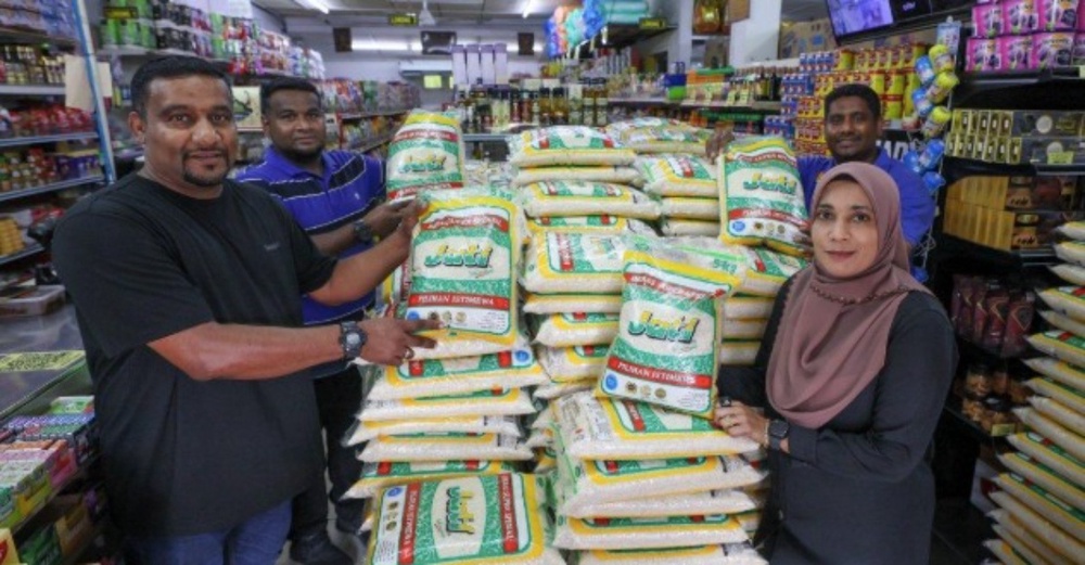 Pemilik Kedai Runcit, Adik-Beradik Sumbang 1,000 Kampit Beras Sempena ...