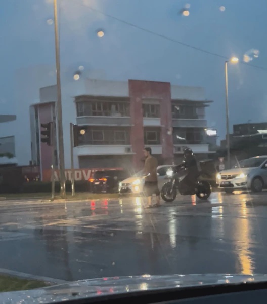 Lampu Isyarat Rosak, Lelaki Sanggup Redah Hujan Bantu Kawal Trafik ...