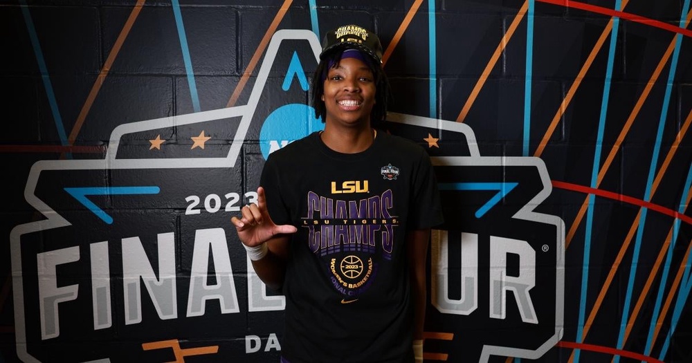 LSU Women's Basketball Player Sa'Myah Smith Faints During White House ...