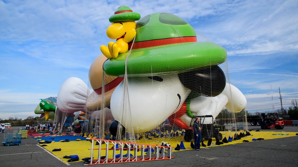 Underinflated Snoopy Balloon Sparks Droopy Jokes at Macy's Thanksgiving ...