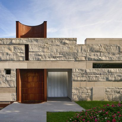Tobin Smith creates triangular Casa Escuda for San Antonio family