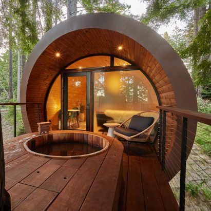 Artistree raises a telescopic treehouse in California