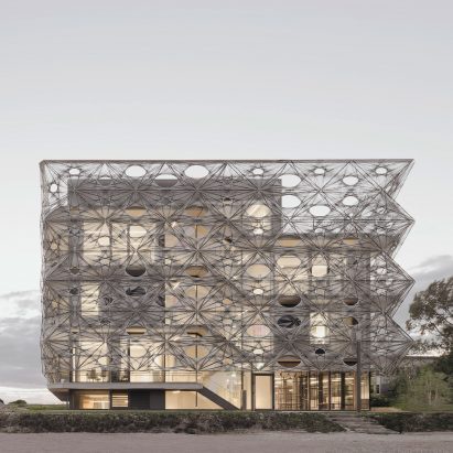 Robotically woven fibres wrap university building for textiles in Germany