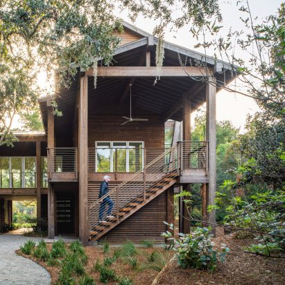 Habitable Form creates vertical house for woodsy site on South Carolina ...