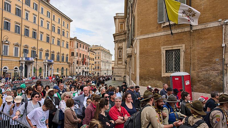 Thousands of visitors gather at Pope Francis' final resting place in ...