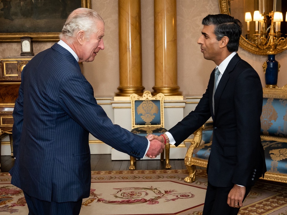 What is the significance of Rishi Sunak’s red bracelet?