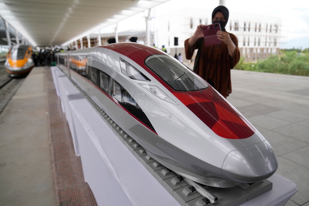 Chinese Premier Li Qian takes a test ride on Indonesia's new high-speed ...