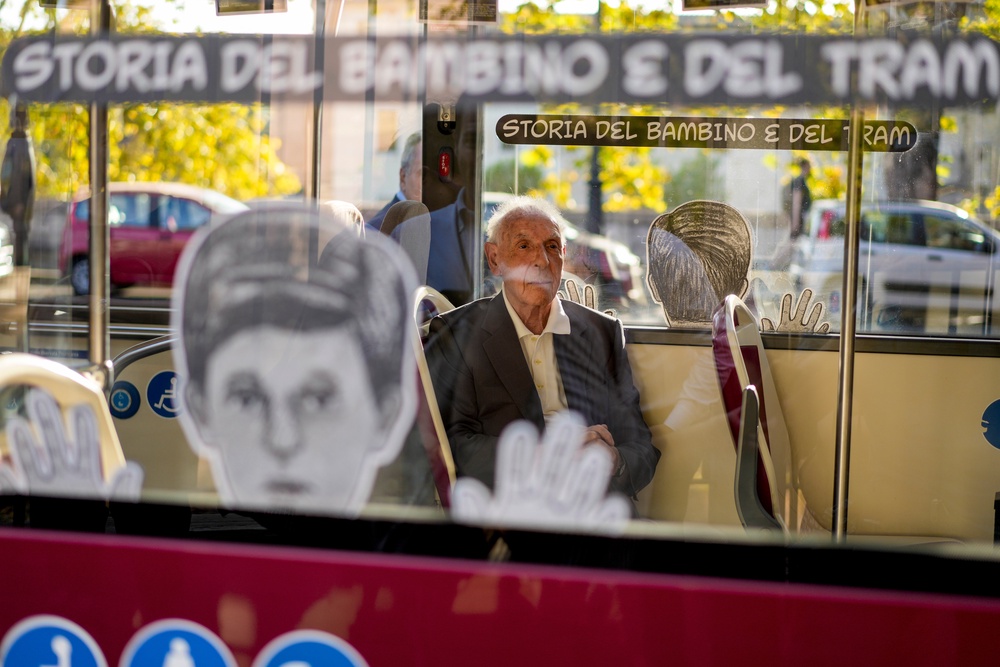 Rome buses recount story of a Jewish boy who avoided Nazi deportation ...