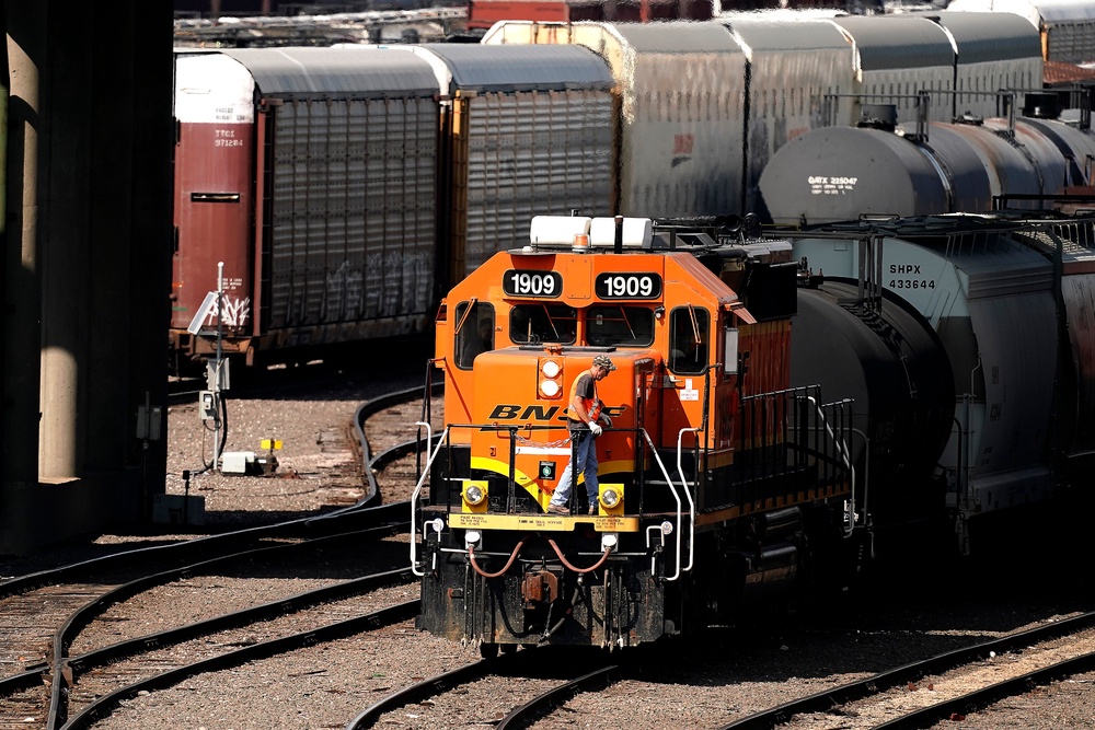 Kansas becomes the 10th state to require 2-person train crews, despite ...