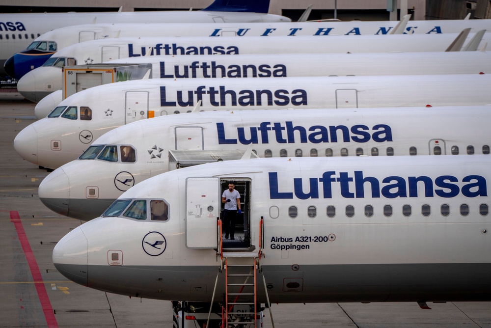 Warning as hundreds of flights cancelled in Germany Warning as hundreds of flights cancelled in Germany