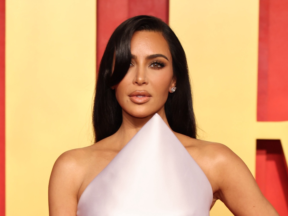 Kim Kardashian sets the record straight on rumoured six toes