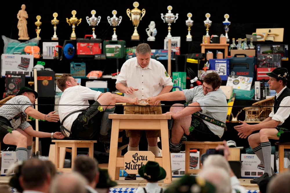 German men with the strongest fingers compete in ‘Fingerhakeln ...