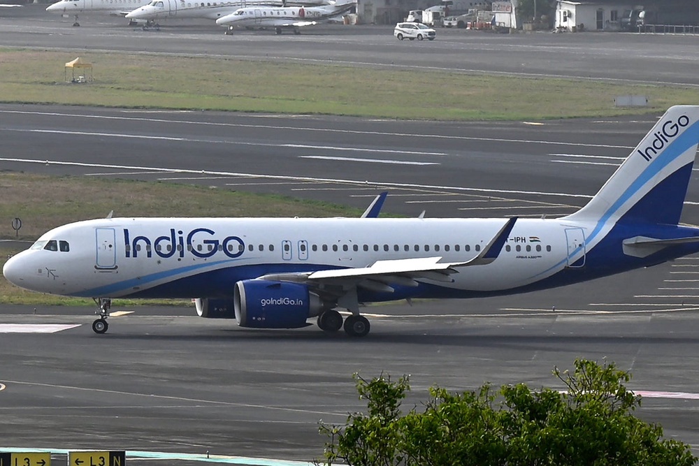 Passengers scream as flight suffers severe turbulence flying through ...
