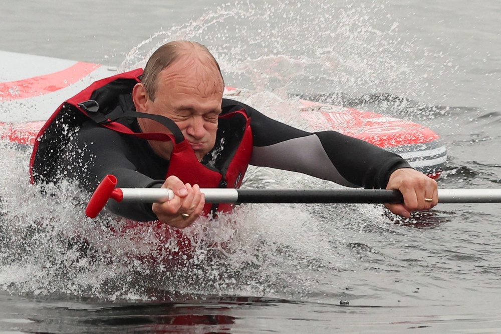 Ed Davey falls off paddleboard as Liberal Democrats campaign in Lake ...