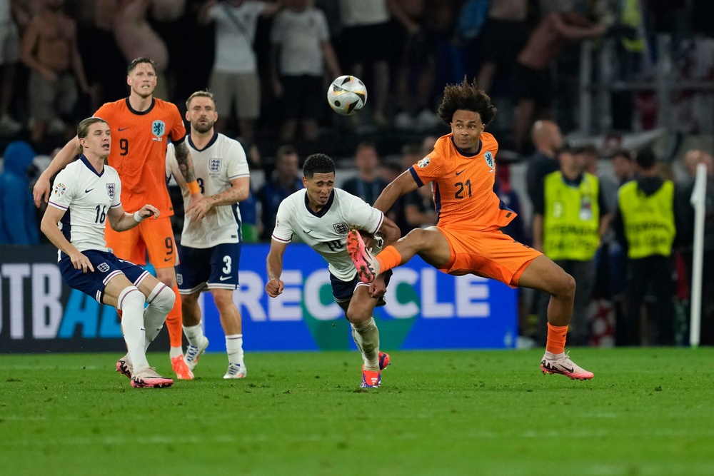 Manchester United sign Netherlands striker Joshua Zirkzee from Bologna
