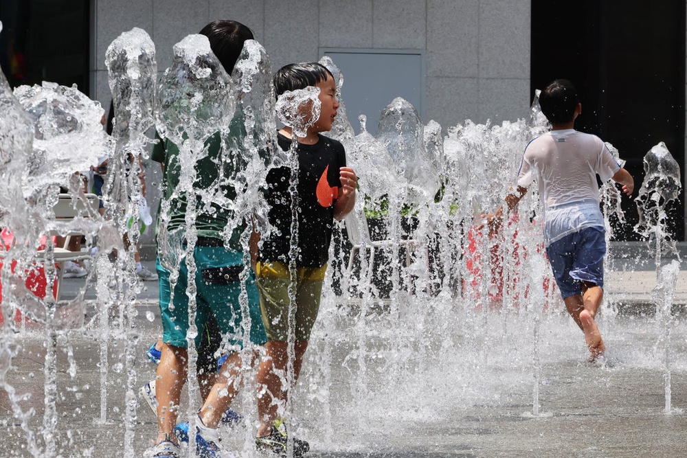 South Korean workers made to pause work in deadly heat