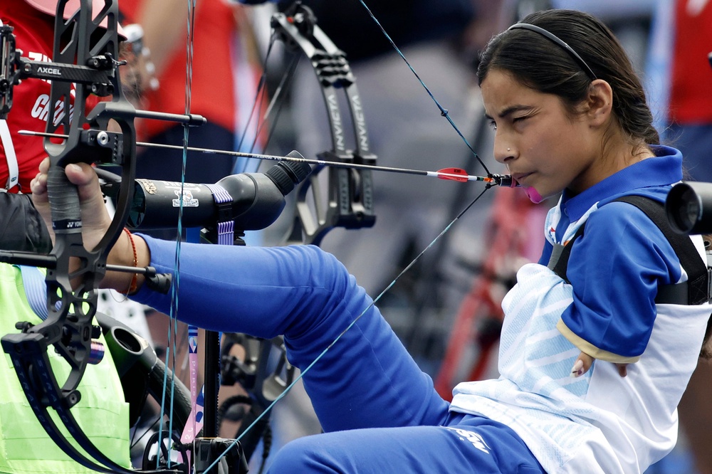 Paralympic archer uses just her legs to hit incredible bullseye