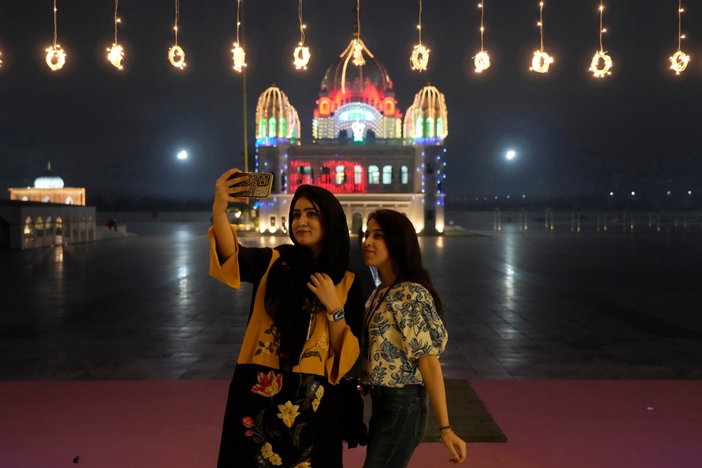 Thousands of Indian Sikhs visit the shrine of the founder of their ...