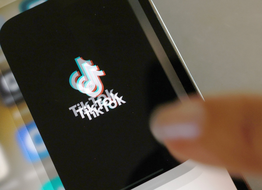 TikTok ban latest: Trump weighs executive order to ‘save TikTok’ as ...