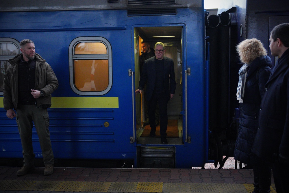 Keir Starmer arrives in Ukraine for surprise visit to sign ‘100-year ...