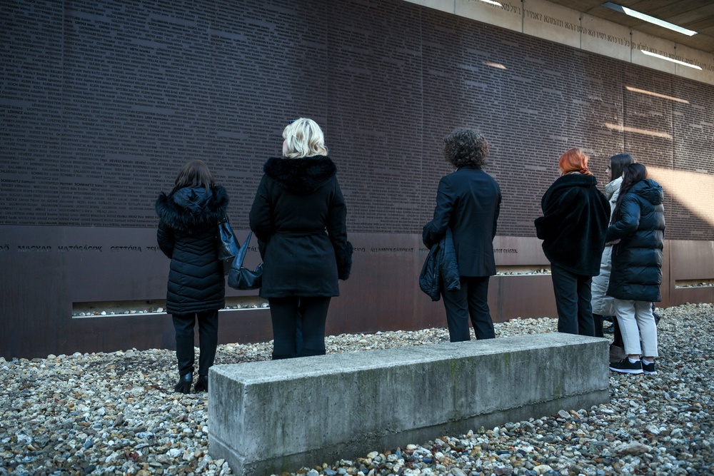 Hungarian Jews remember Holocaust tragedy 80 years after liberation of ...