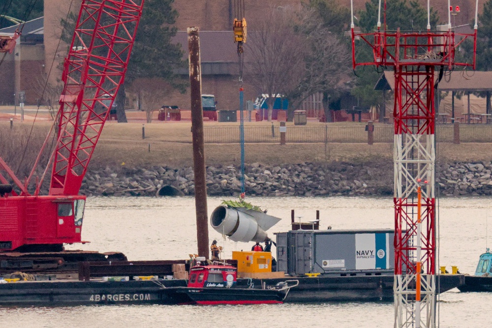 Watch live: Recovery of DC plane crash wreckage continues after first ...