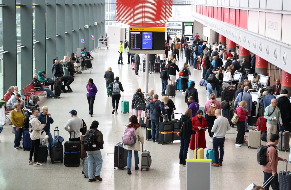 Heathrow live: Airport orders investigation into crisis management ...