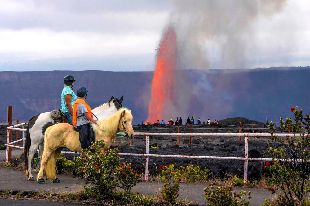 Hawaii's Kilauea volcano puts on a fiery show with a towering fountain ...