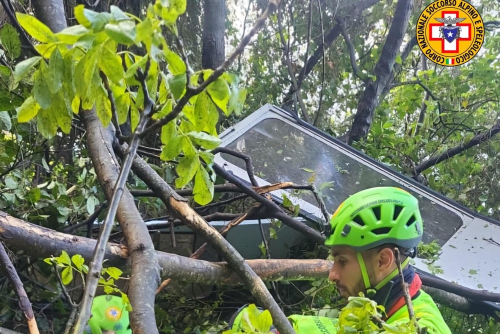 Two British tourists among four killed after cable car crashes to ...