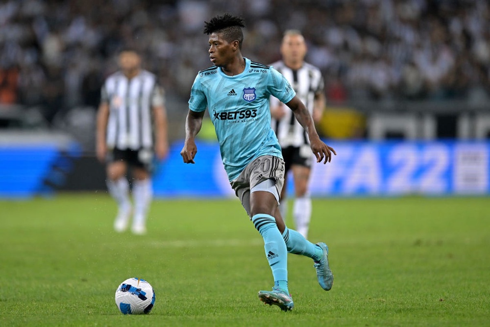 Ecuardorian footballer ‘hides under bed’ as his wife and child ...
