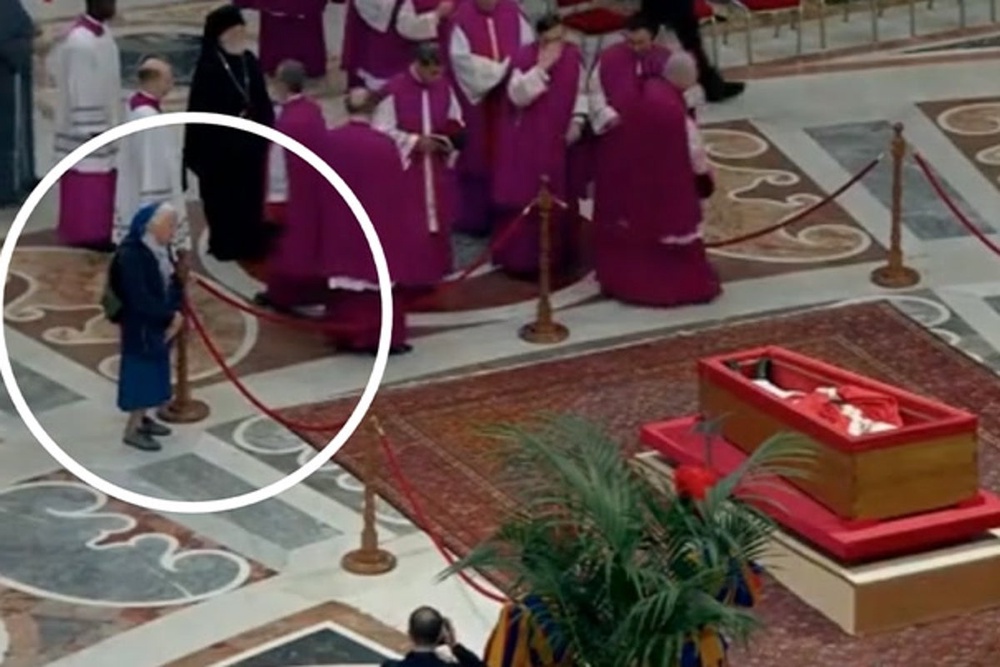 Moment crying nun who knew Pope Francis is allowed to break protocol at ...