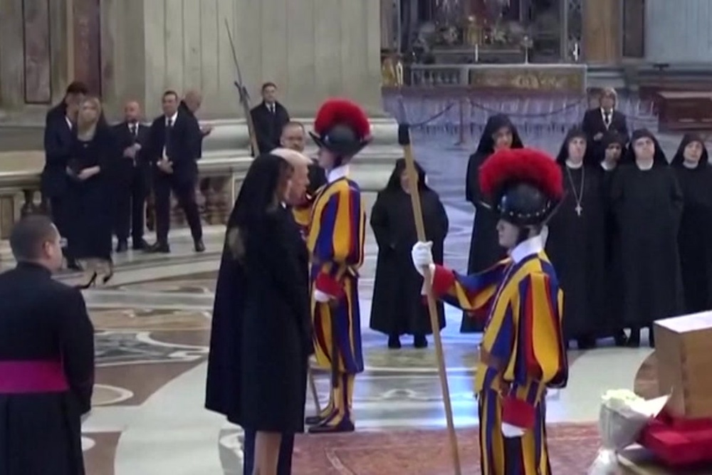Donald Trump and Melania pay respects to Pope Francis at late Pontiff’s ...