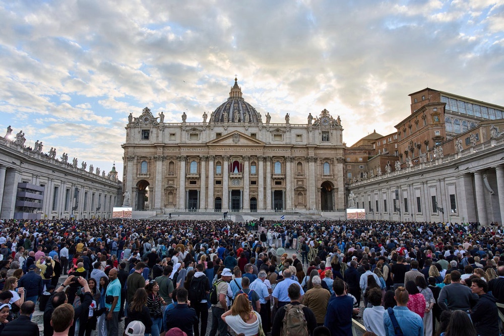 Cardinals return to the Sistine Chapel to vote on a new pope after the ...