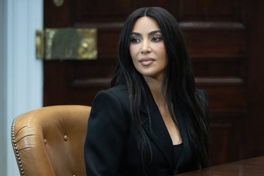 Watch live: Kim Kardashian arrives in court to testify in Paris robbery ...