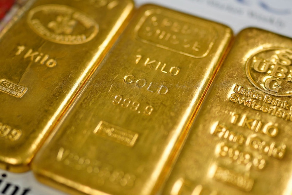 Gold price soars to new record high